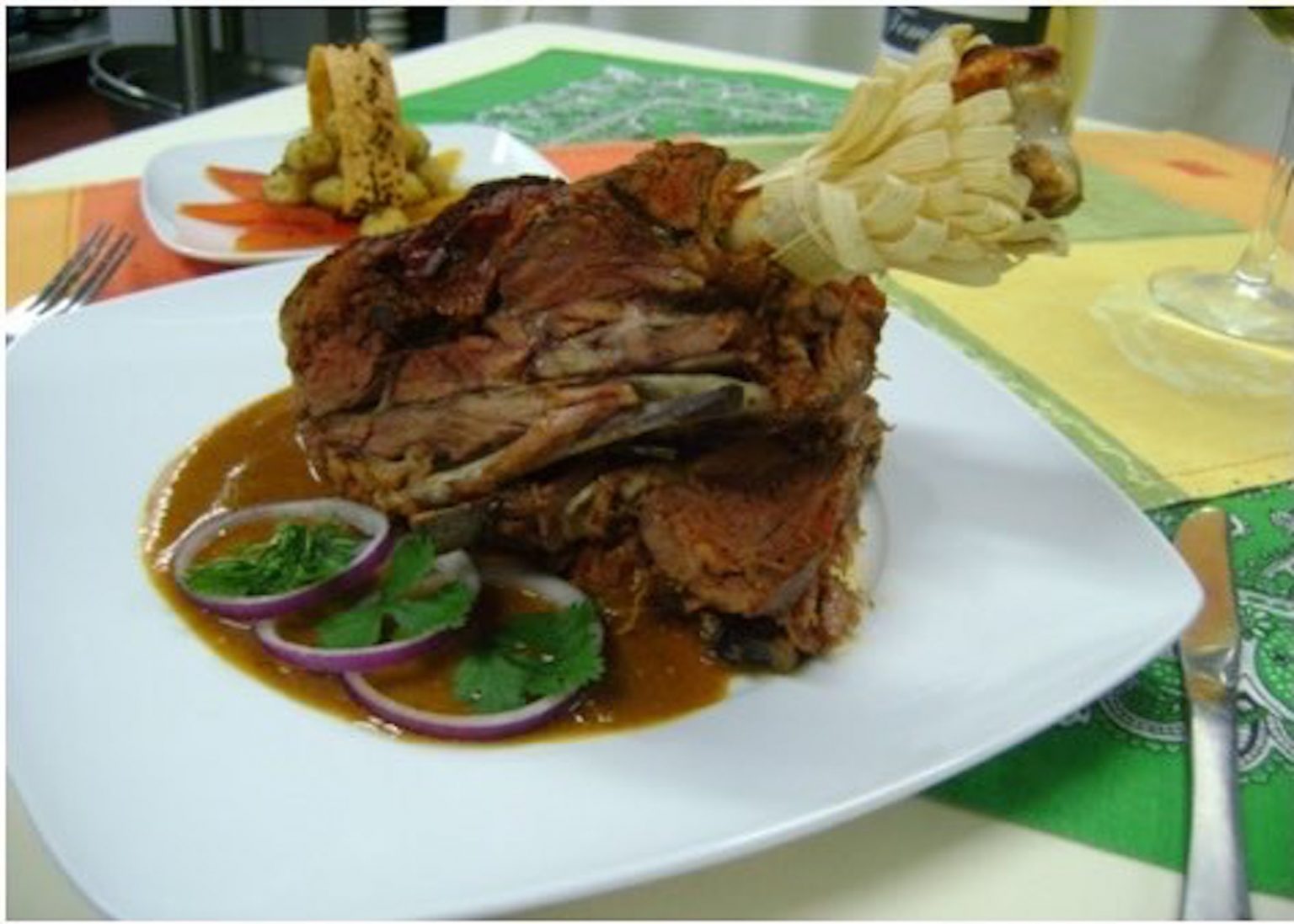 Espaldilla de cordero tatemada con salsa de chile morita y papas al ...